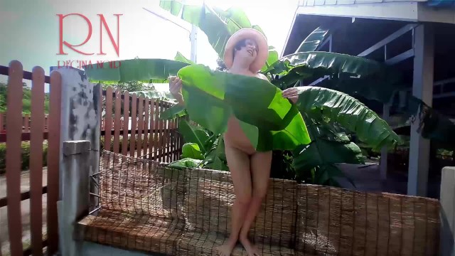 农村脱衣舞。 乡下姑娘在她家院子里跳舞 乡村脱衣舞与香蕉叶乡村女孩在她家院子里跳舞 一个谦虚的女士很尴尬地展示她的山雀和猫。 这个女孩用长长的香蕉叶遮盖自己。 在村子里很漂亮的脱衣舞！ 里贾纳