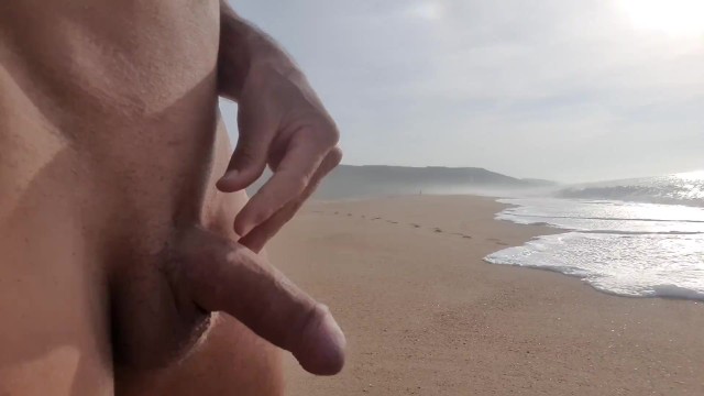 我在公共场合在海滩上撒尿，训练我的鸡巴在没有精液的情况下操了很长时间