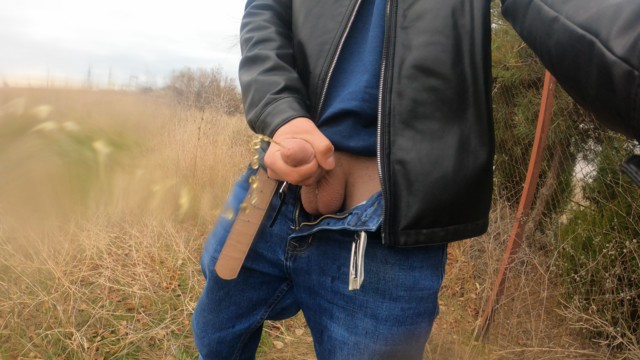 可爱的18岁男孩迫切需要小便