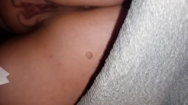 这个婊子在做爱后擦拭她的阴部