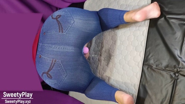 穿着牛仔裤的大屁股用振动器撒尿