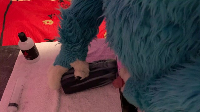 Aéko Uses Bad Dragon Muzzle