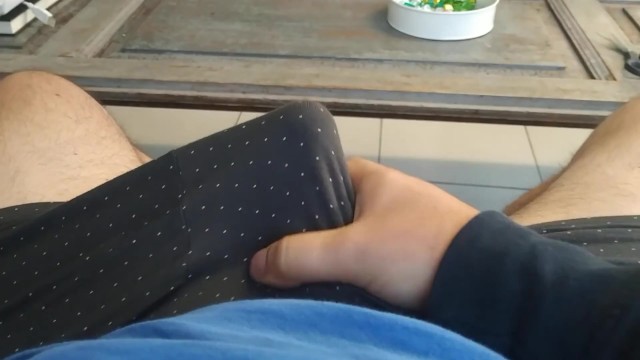 Garçon Se Branle Sur Le Canapé Avec Une Bite Non Coupée 
