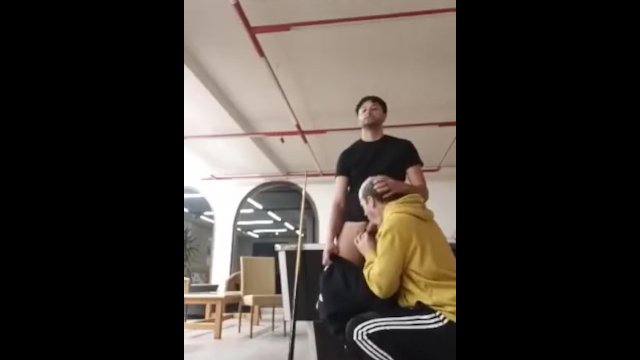 Suce Pendant Une Partie De Billard