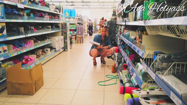 Sans Culotte Elle Exhibe Sa Chatte Dans Un Magasin Public