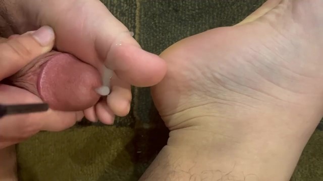 T Chica Juega Con Sus Pies Y Se Corre En Sus Dedos De Los Pies