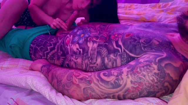 18 岁女孩给 80 岁男人深口交，嘴里含精液并吞下精液