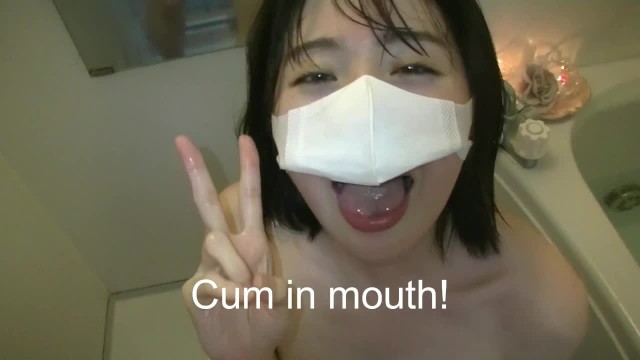 沐浴中的妈妈为沐浴中被雨淋湿的爸爸取暖，并直接与他发生了关系。