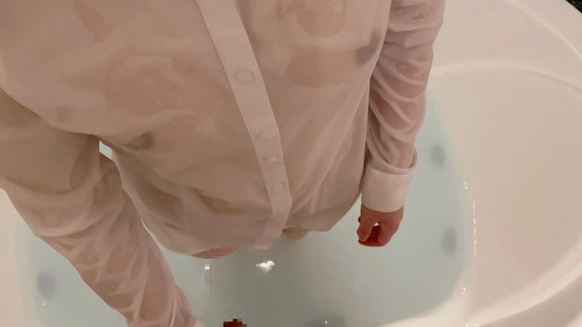 可爱的日本学生给人擦乳液的手。