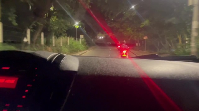 我去接我的嫂子下班，她在我开车的时候给了我一个很好的自慰