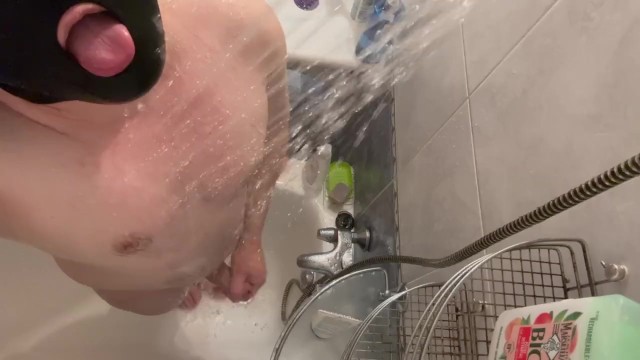 一个毛茸茸的男人洗澡并自慰他的大鸡巴