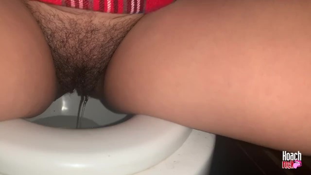顽皮的女学生在浴室撒尿